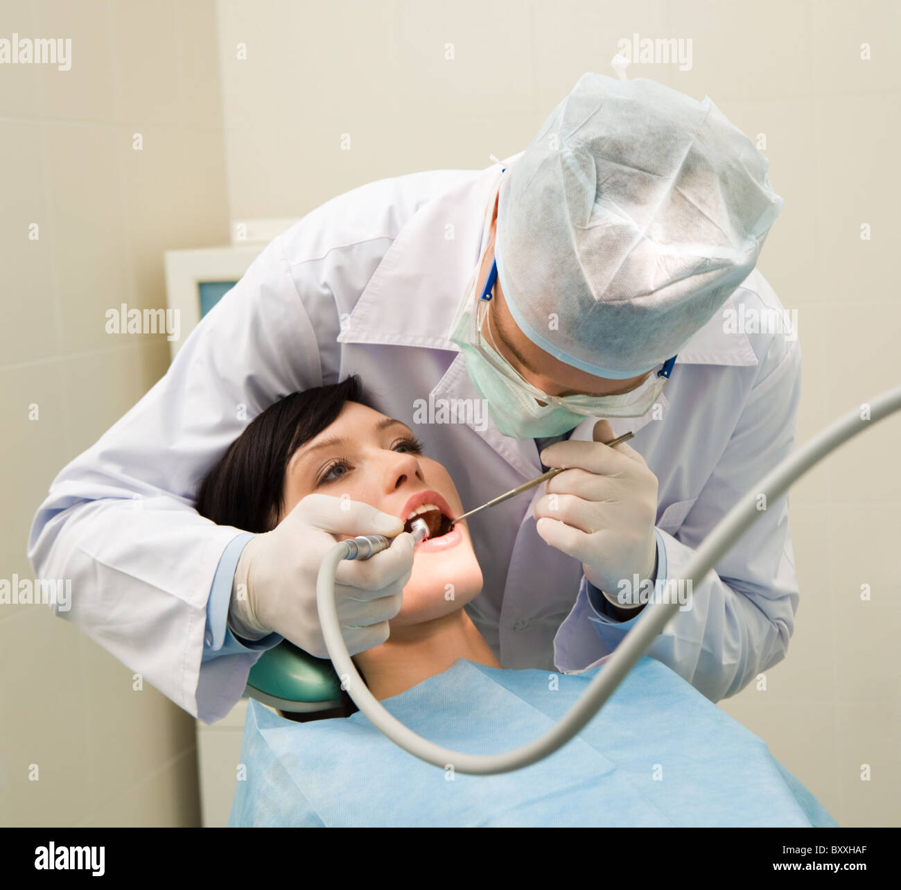 Frau beim zahnarzt bohren -Fotos und -Bildmaterial in hoher Auflösung – Alamy