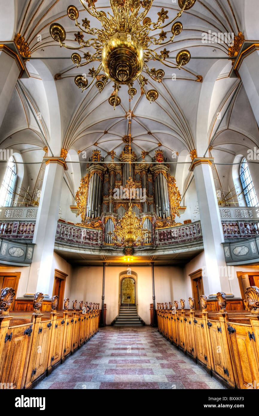 Kirchenschiff und orgel -Fotos und -Bildmaterial in hoher Auflösung – Alamy