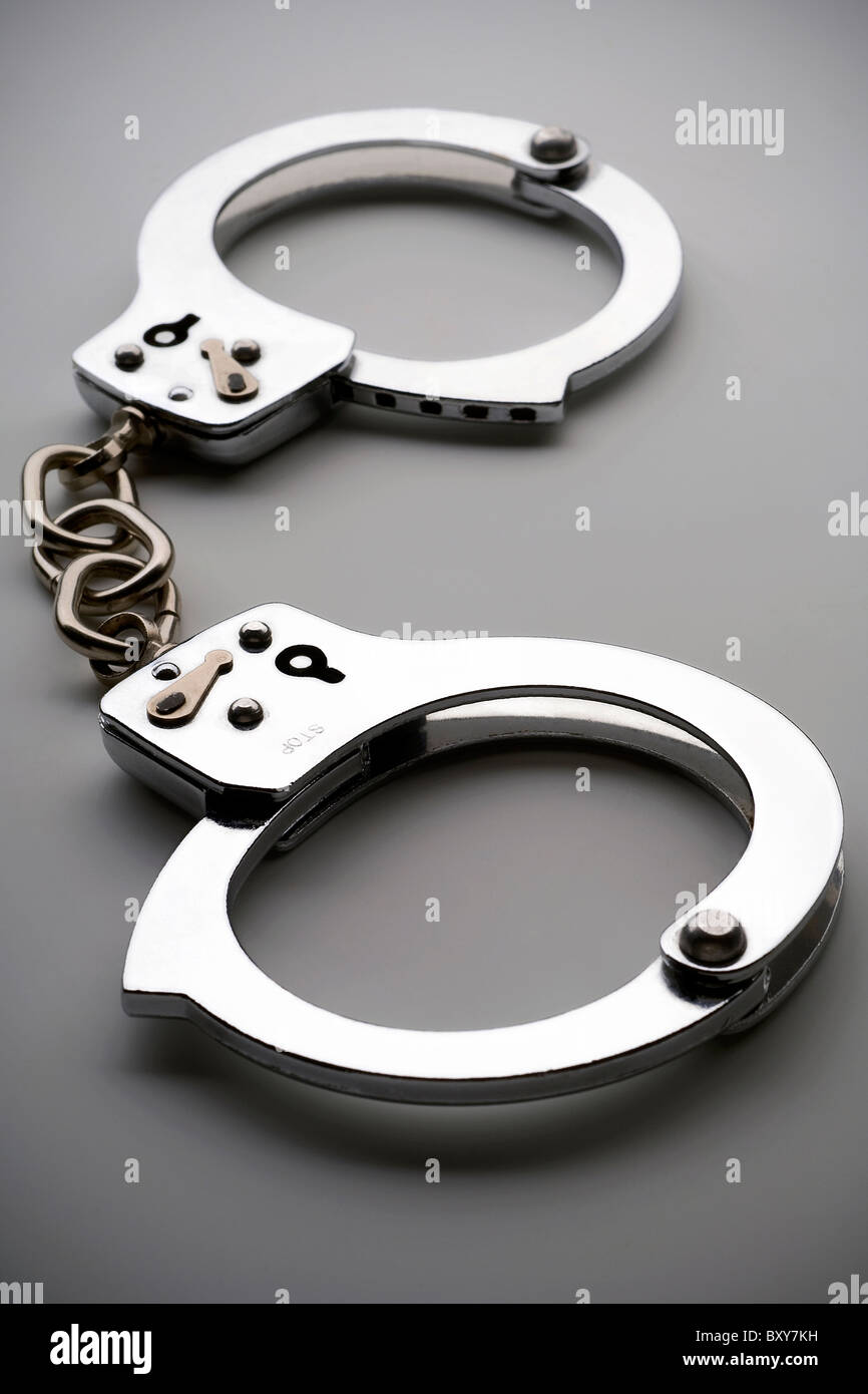 Die handschellen -Fotos und -Bildmaterial in hoher Auflösung – Alamy