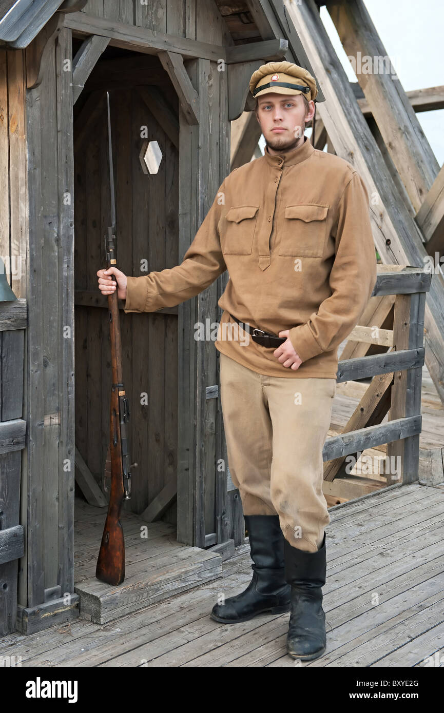 Soldat mit einem Gewehr stehen neben der Sentry. Kostüm-Accord Zeiten ...