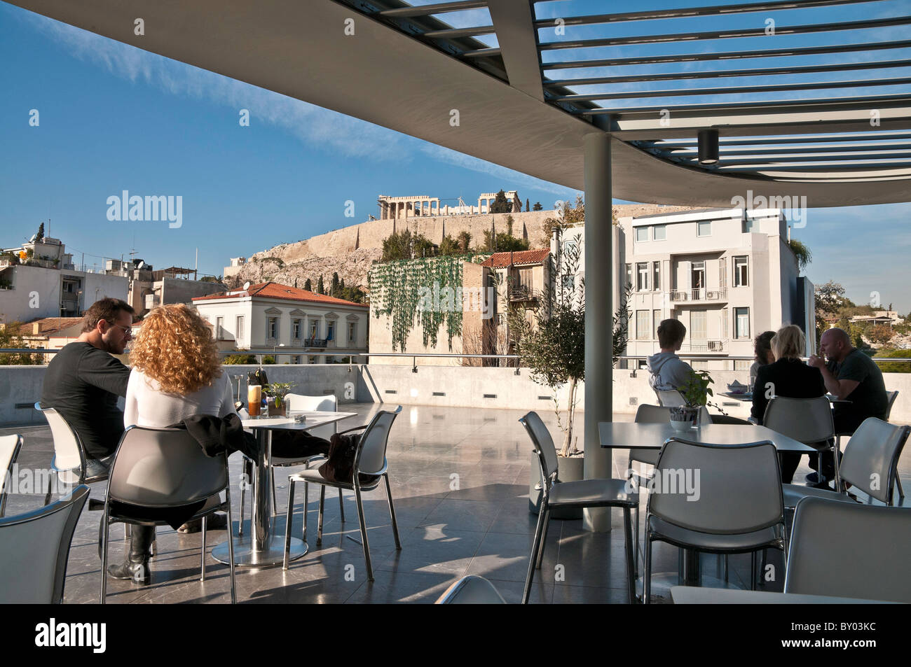 Der Parthenon über die Terrasse und das Restaurant des neuen Akropolis ...