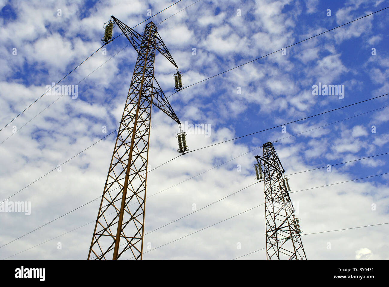 Pylons transport electricity -Fotos und -Bildmaterial in hoher ...