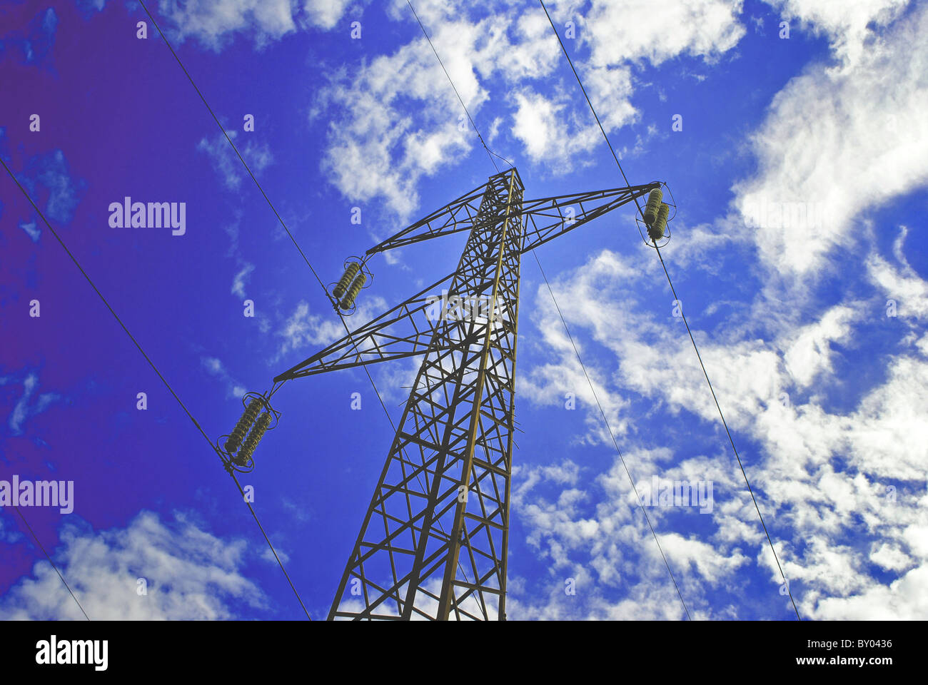 Pylons transport electricity -Fotos und -Bildmaterial in hoher ...