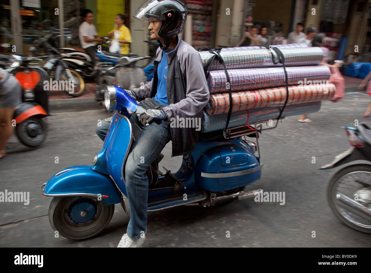 Oldtimer Vespa Delivery Roller Chinatown Bangkok Stockfotografie - Alamy