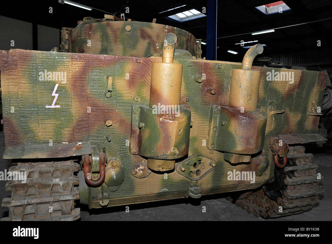 Military tank backside -Fotos und -Bildmaterial in hoher Auflösung – Alamy