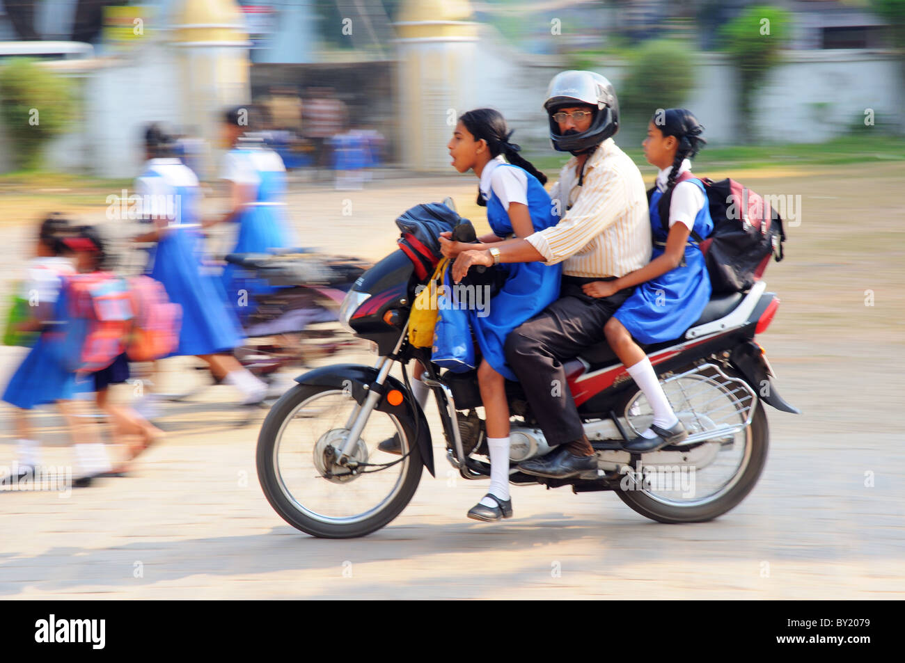 Indian family four on motorcycle -Fotos und -Bildmaterial in hoher ...