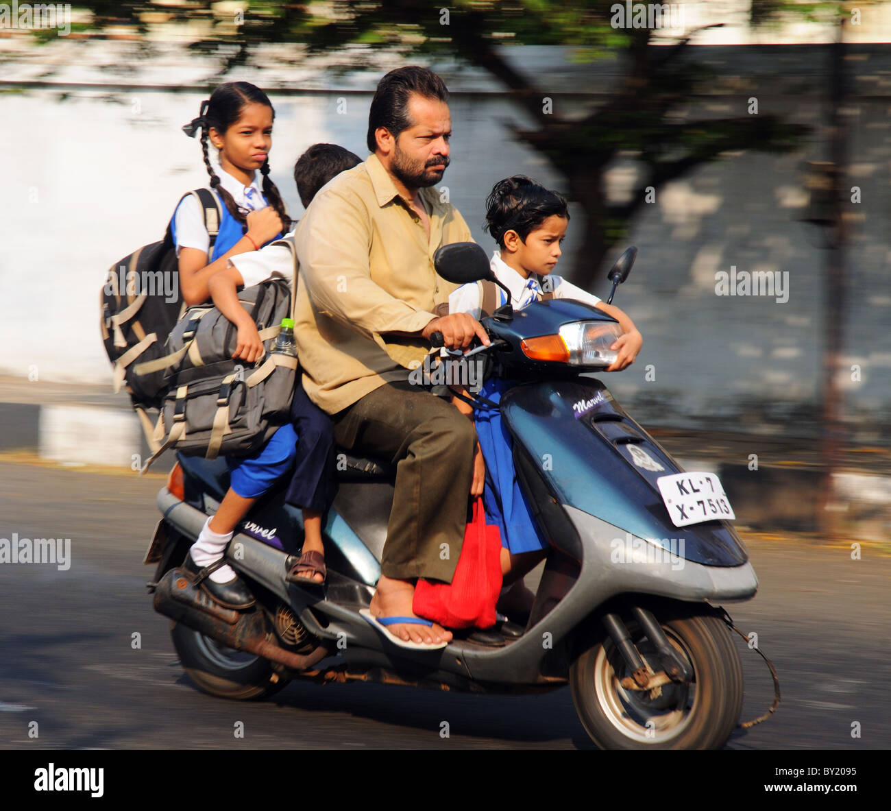 Indian family on motor bike -Fotos und -Bildmaterial in hoher Auflösung ...