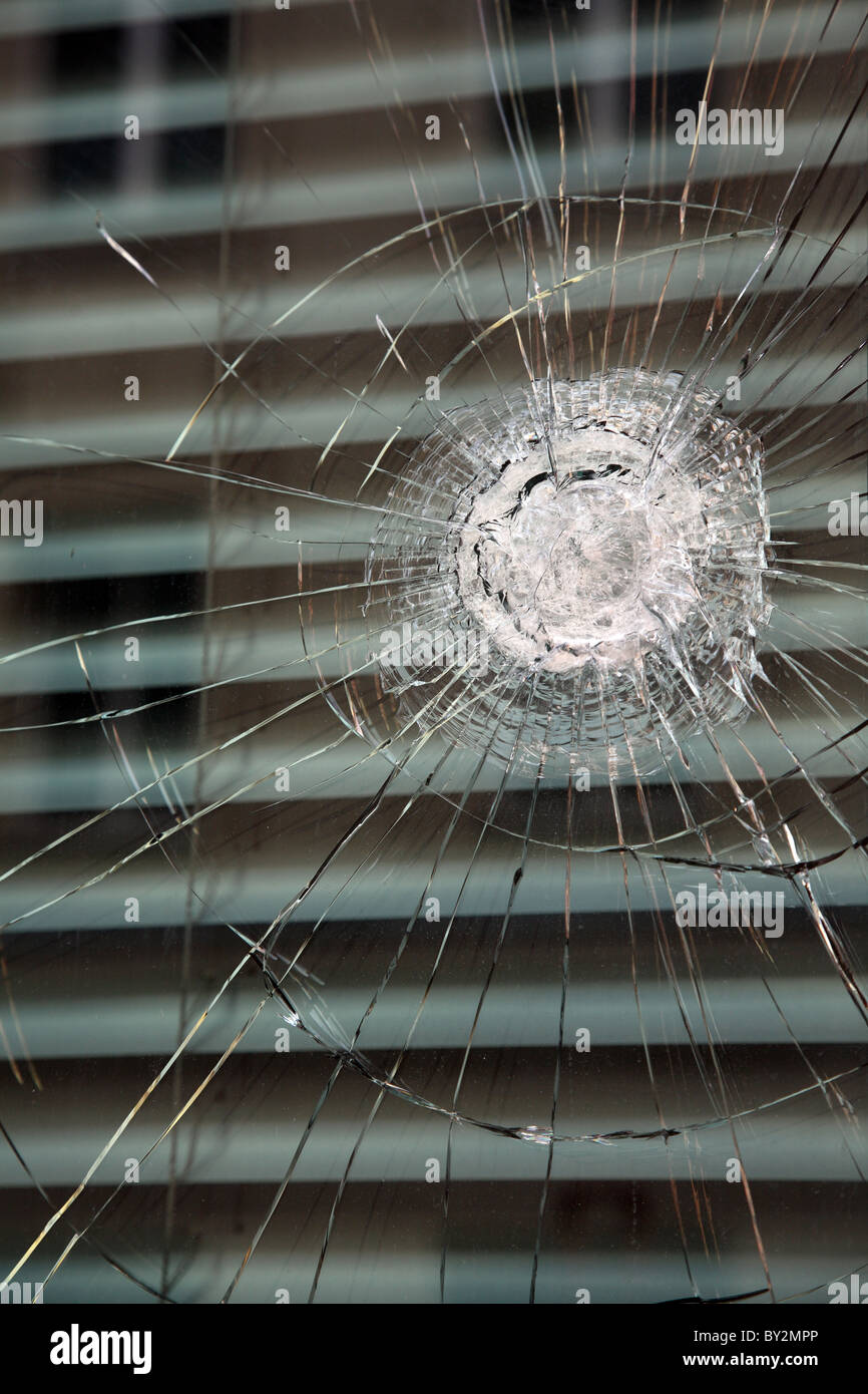 Vandalism Broken Glass Stockfotos und -bilder Kaufen - Alamy