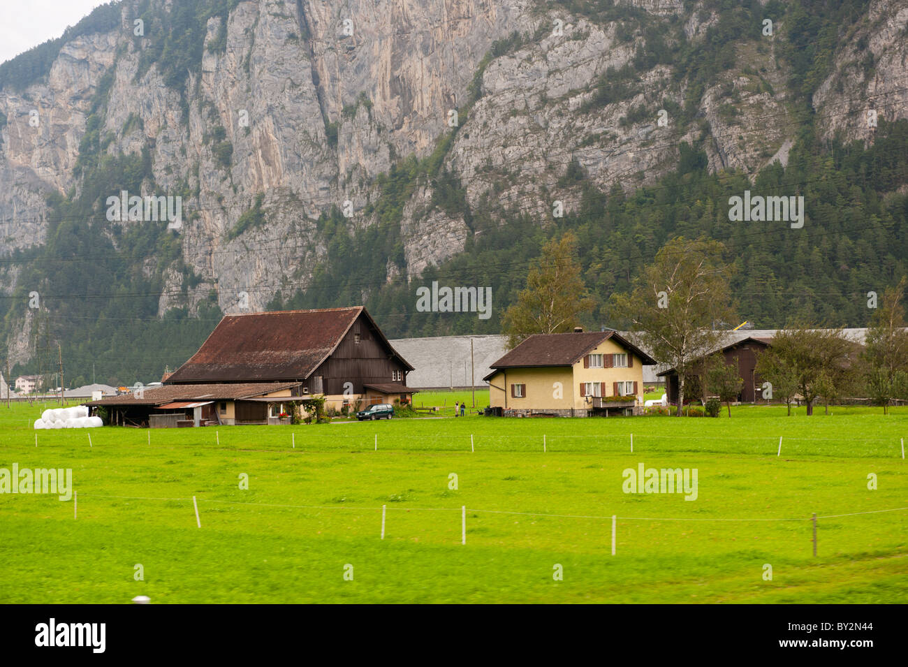 Switzerland farmhouse -Fotos und -Bildmaterial in hoher Auflösung – Alamy