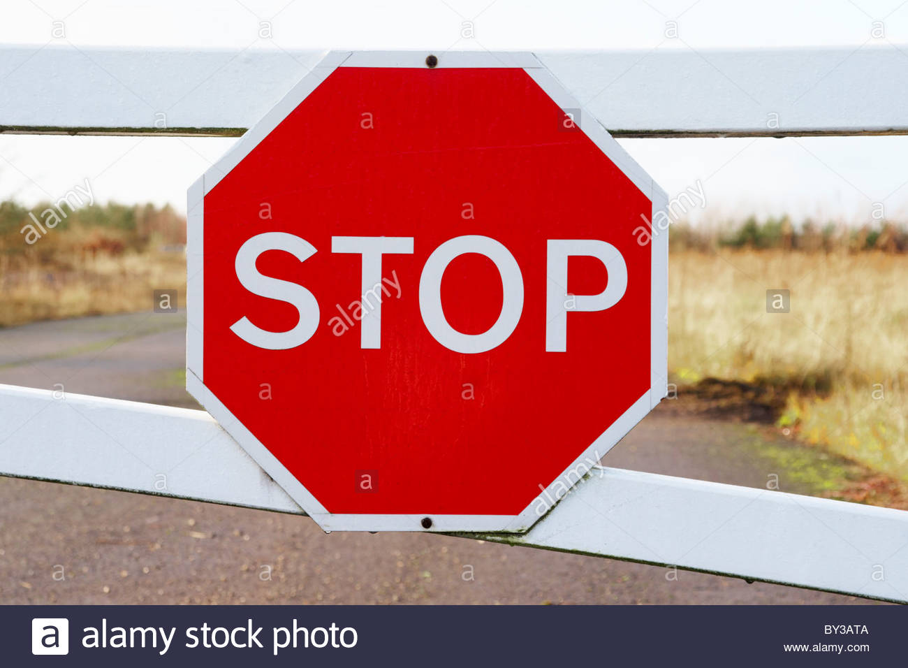 Verkehrsschild Roadsign Rot Weiß Stockfotos und -bilder Kaufen - Alamy