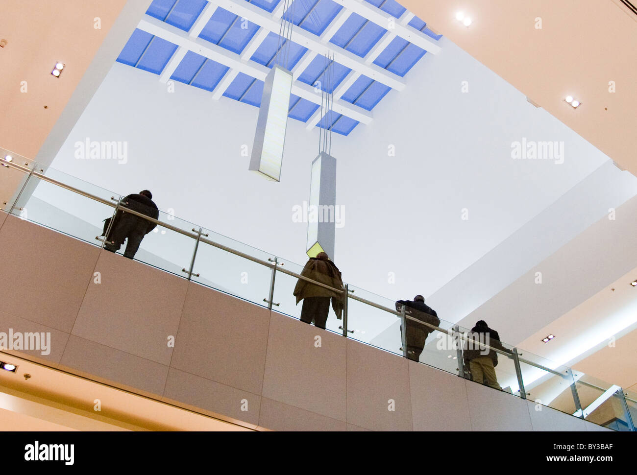 "Shopping Center". Person im "Shopping Mall" in der modernen ...