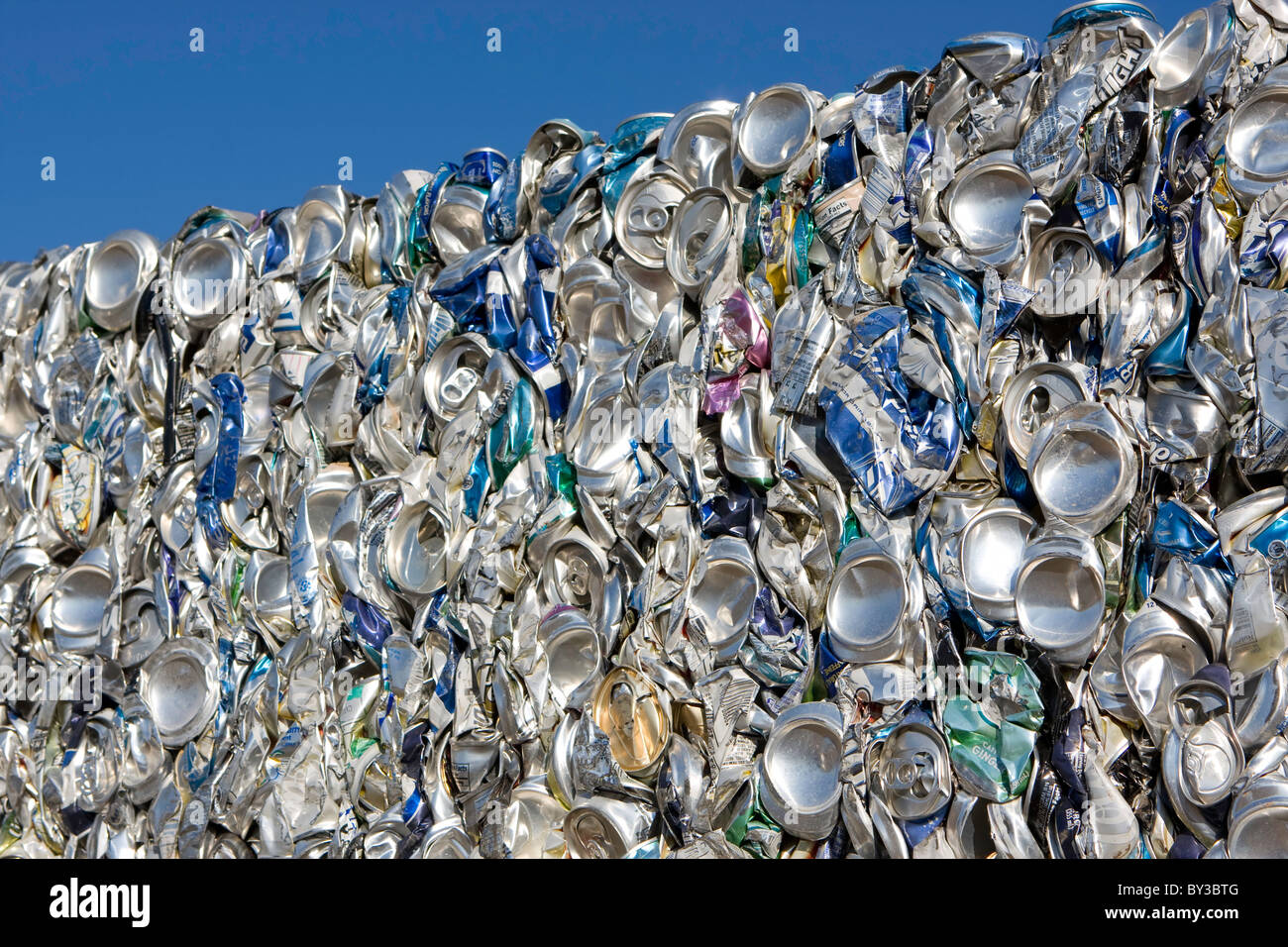 Crushed Aluminiumdosen gestapelt für das recycling vor blauem Himmel ...