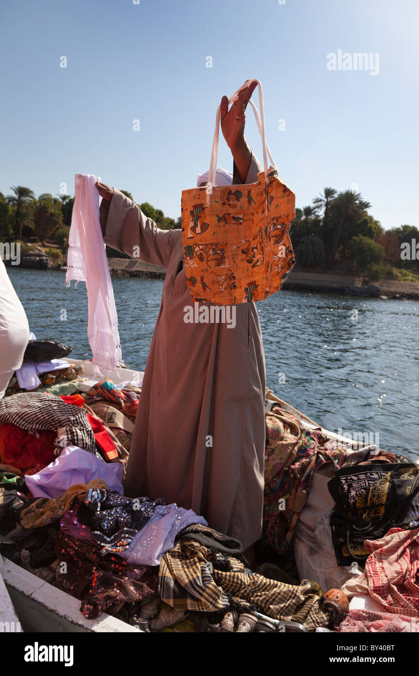 Boot-Verkäufer, Nil bei Assuan, Ägypten Stockfotografie - Alamy