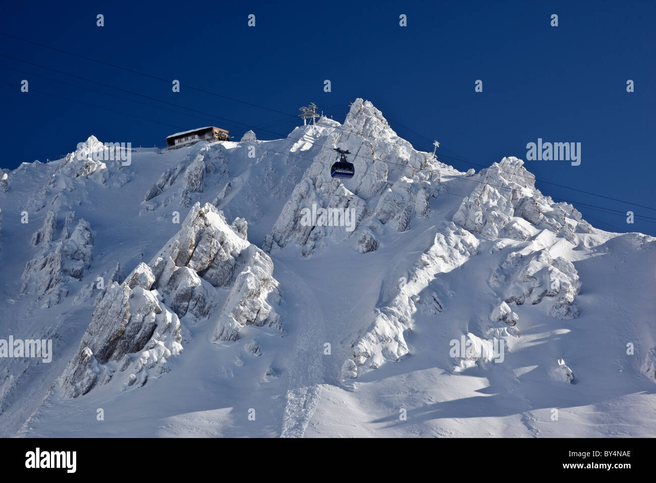 Fernsicht auf die blauen Valuga Seilbahn aufsteigen vom Galzig Richtung ...