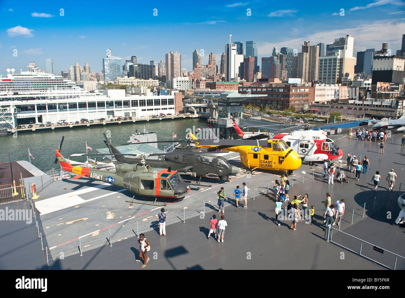 Der Flugzeugträger "Intrepid", Sea-Air-Space Museum in New York City ...