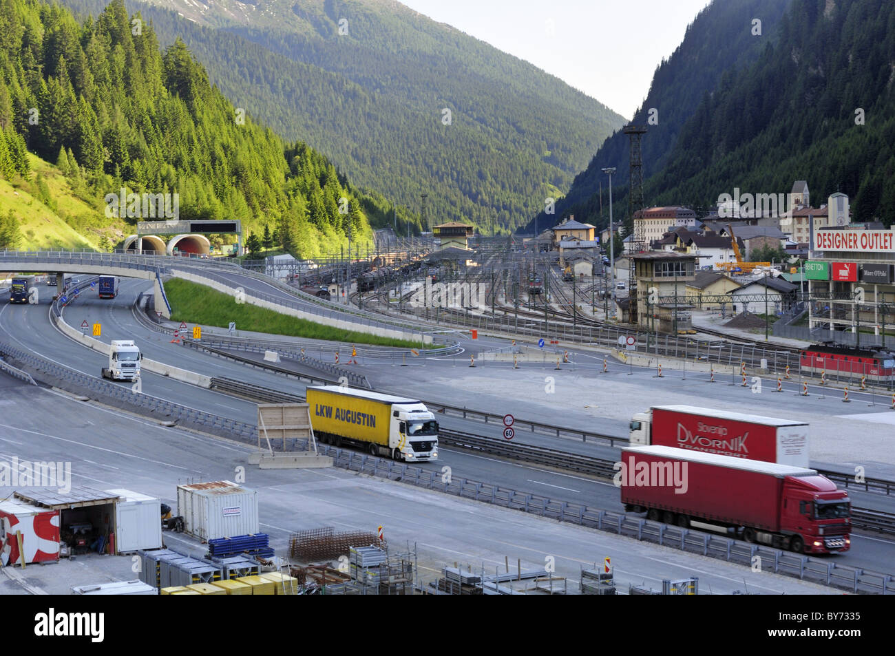 Autobahn, Autobahn, Bahnhof und Gebäude am Brenner, Brenner, Tirol ...