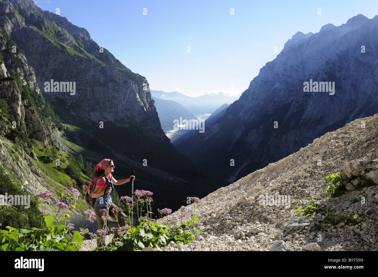 Frau zum Triglav, Vrata Tal, Nationalpark Triglav, Julischen Alpen ...