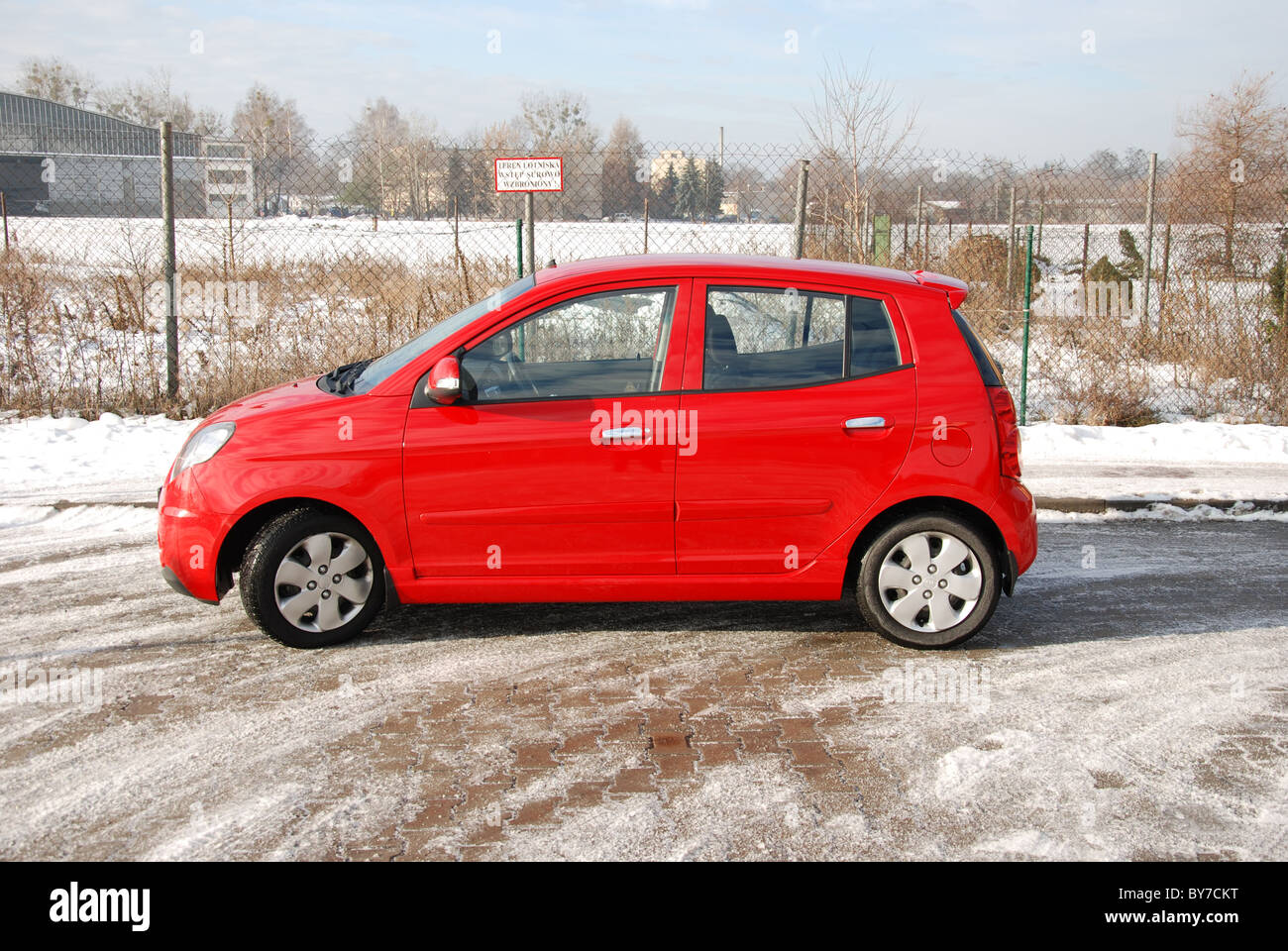 Kleines rotes auto -Fotos und -Bildmaterial in hoher Auflösung – Alamy