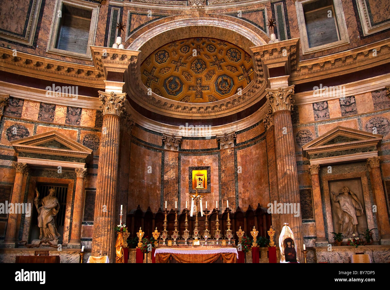 Pantheon in Rom Altar Stockfotografie - Alamy