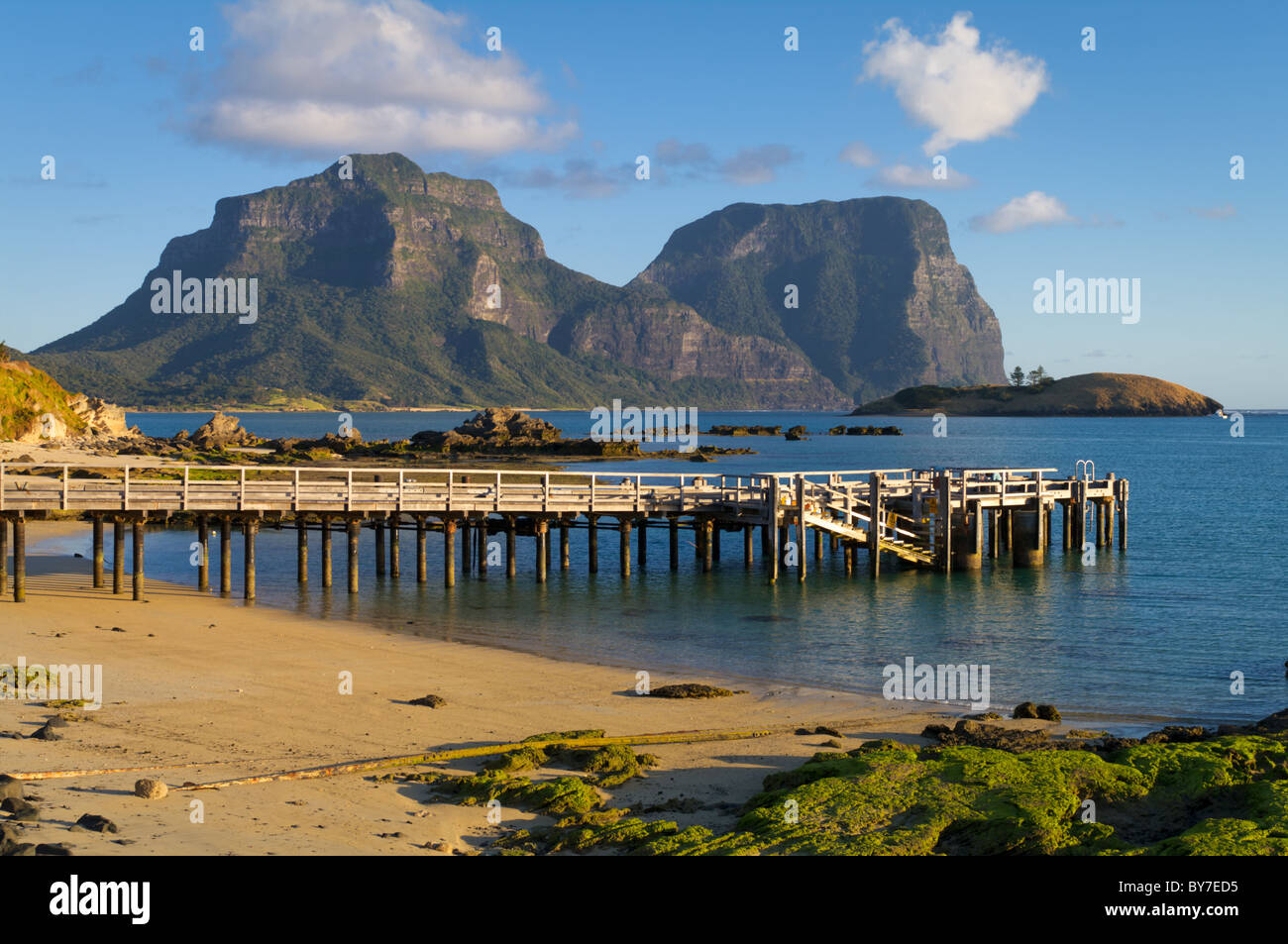 Anlegesteg lagune berge strand -Fotos und -Bildmaterial in hoher ...
