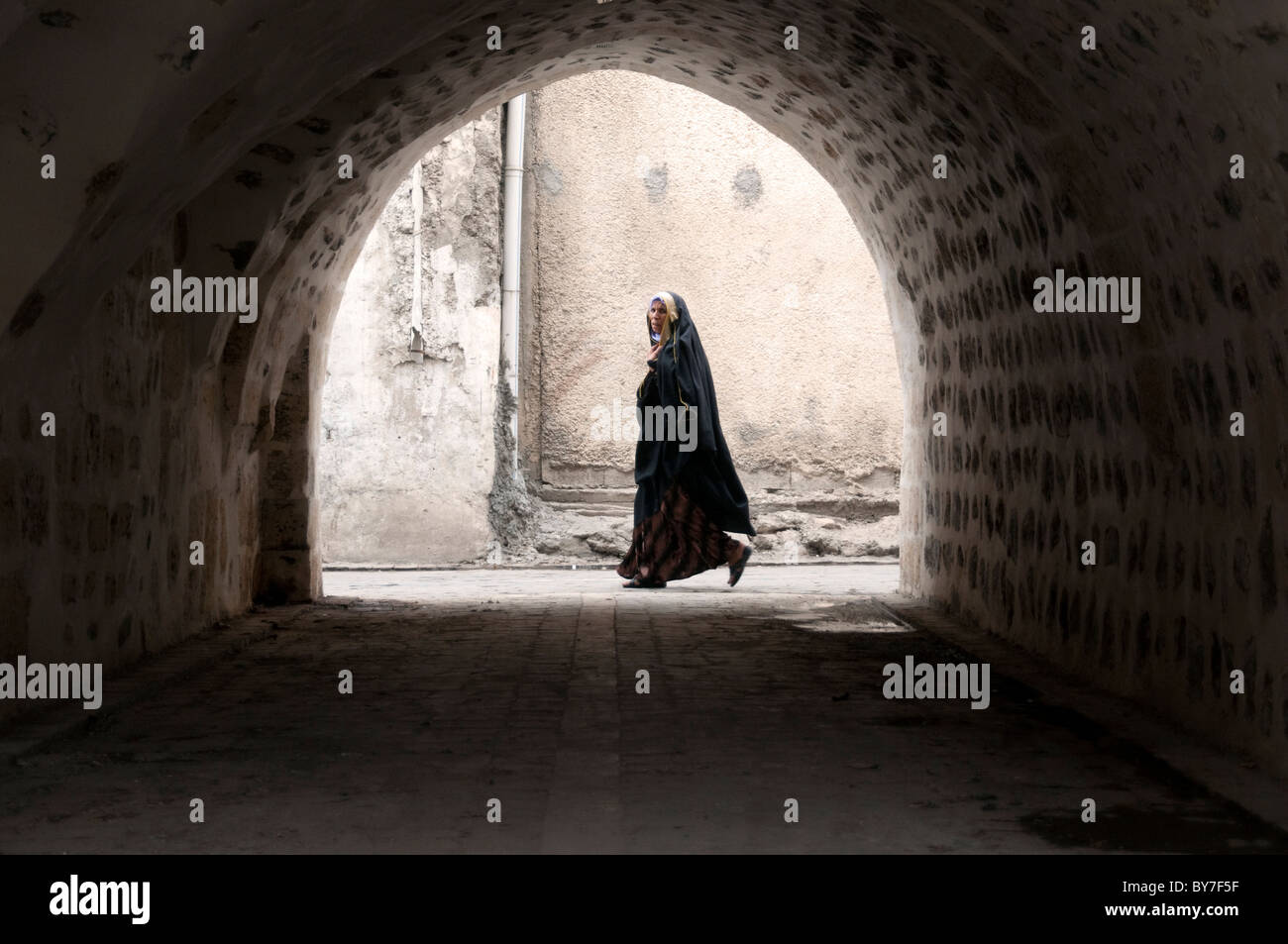 Eine ältere Kurdin in einem Hijab, die in der historischen und alten ...