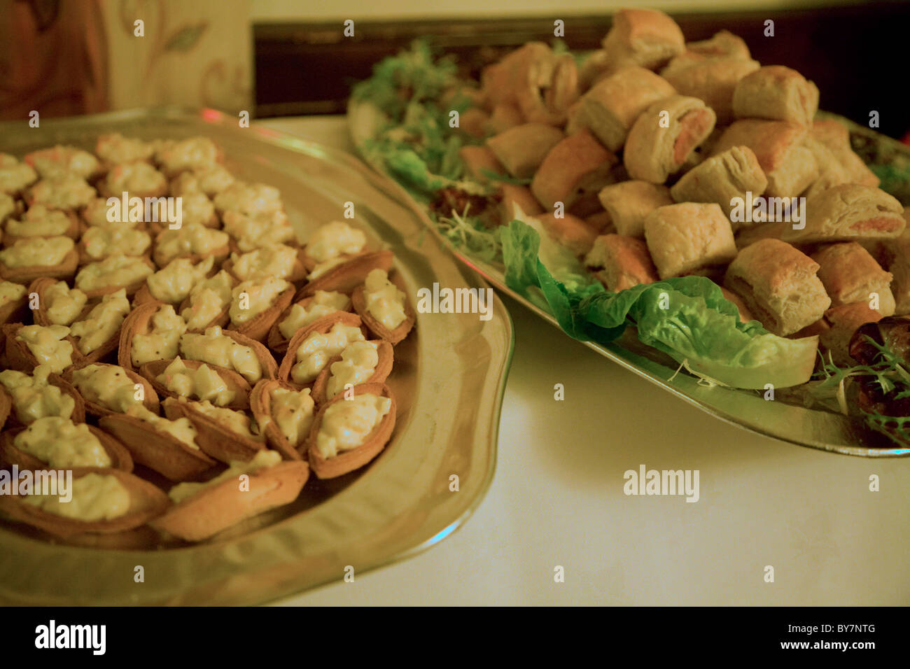 Essen vom Buffet am Tisch im pub Stockfotografie - Alamy