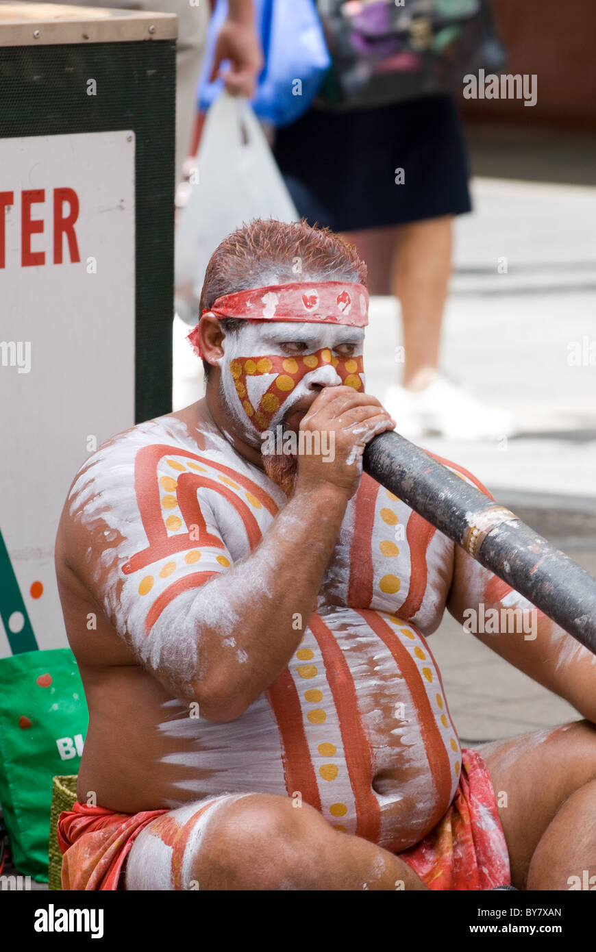 Aboriginal man wearing traditional body -Fotos und -Bildmaterial in ...