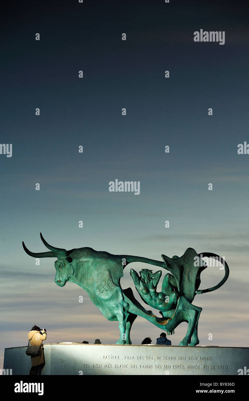 Pasiphae Statue am Strand von Vilanova ich la Geltrú. Oscar Estruga Stockfotografie - Alamy
