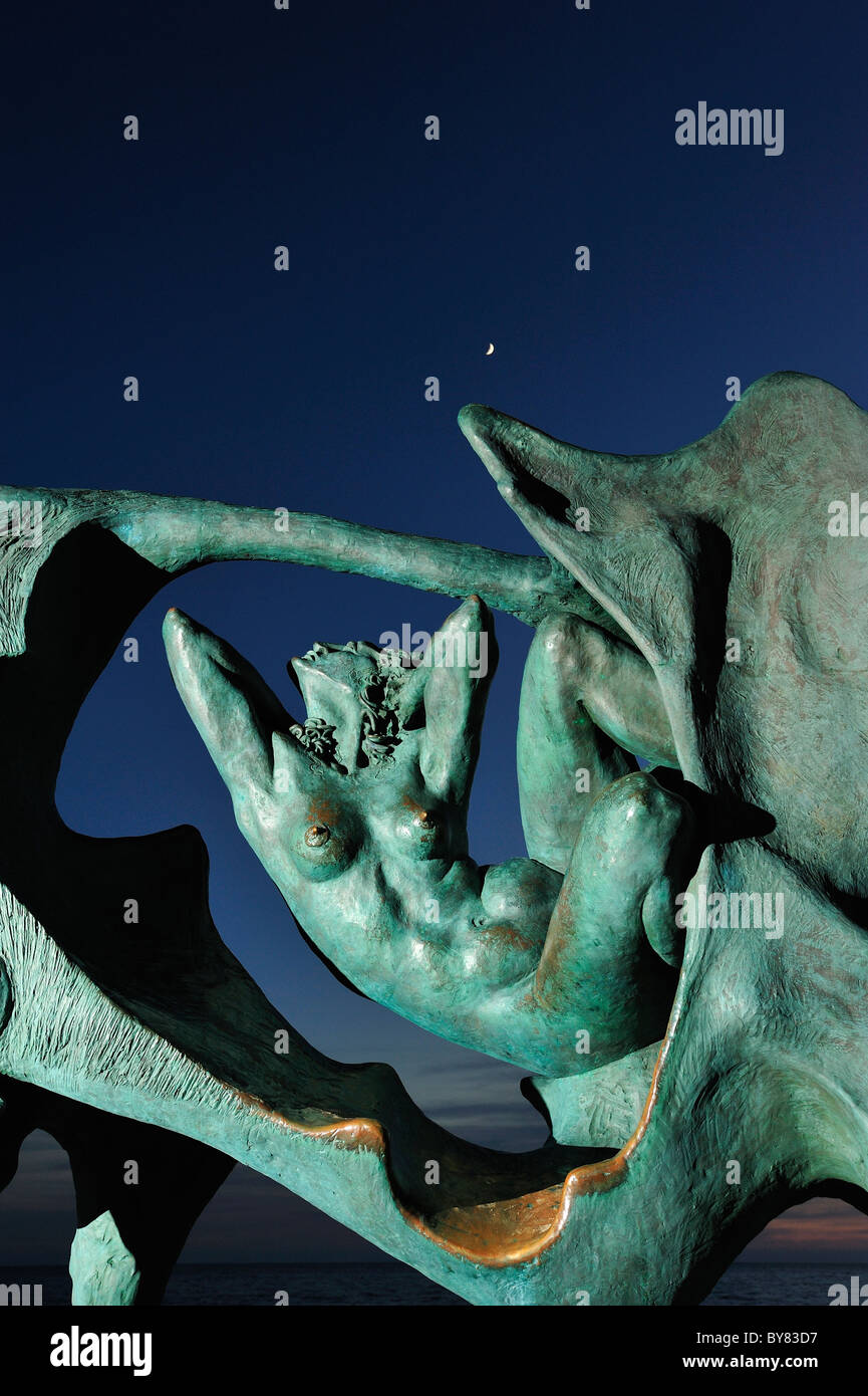 Pasiphae Statue am Strand von Vilanova ich la Geltrú. Oscar Estruga Stockfotografie - Alamy