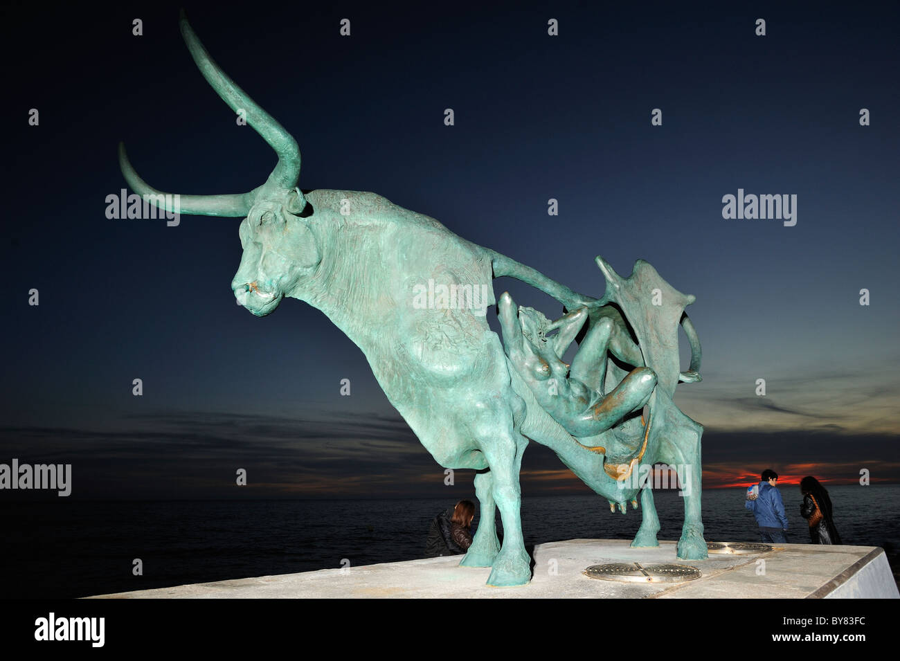 Pasiphae Statue am Strand von Vilanova ich la Geltrú. Oscar Estruga Stockfotografie - Alamy