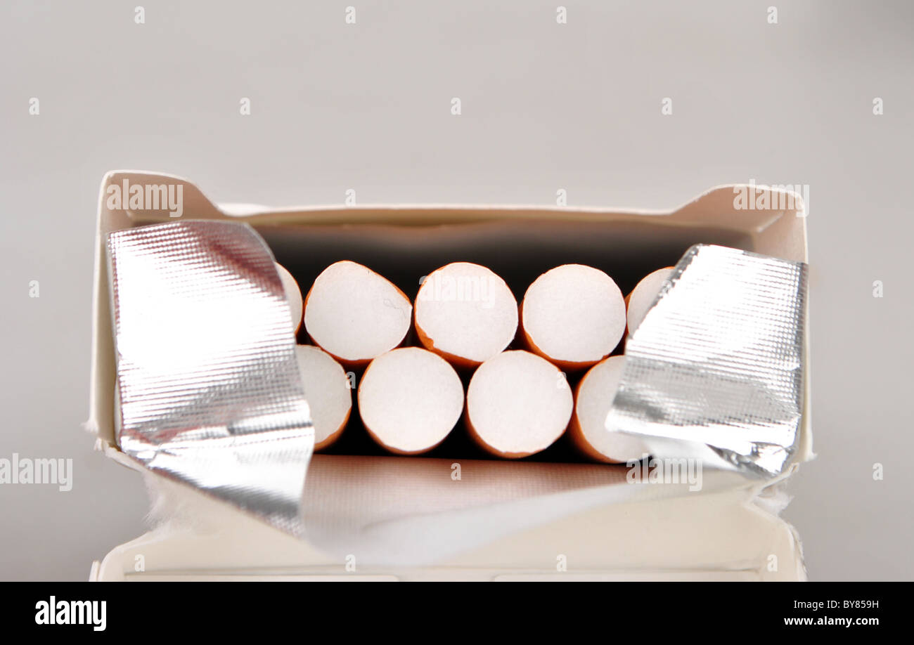 Zigarettenpackung auf weißem Hintergrund Stockfotografie - Alamy