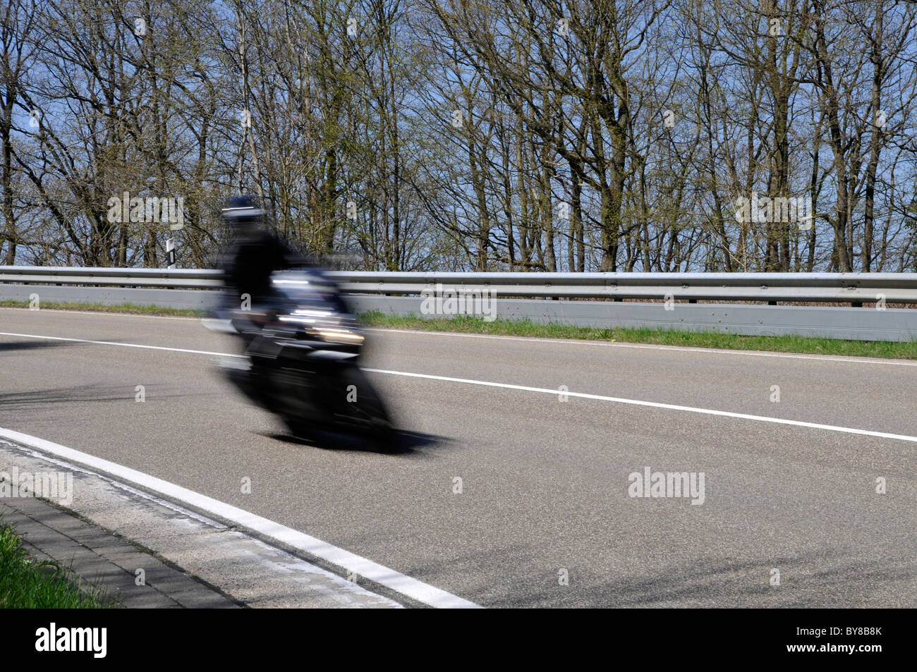 Motorrad unfall leitplanke -Fotos und -Bildmaterial in hoher Auflösung – Alamy