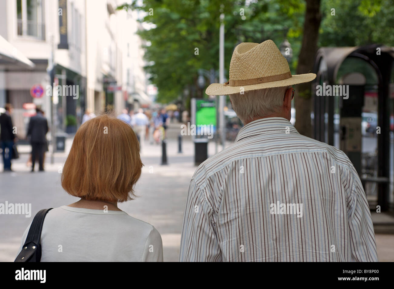 Old aged pensioners -Fotos und -Bildmaterial in hoher Auflösung – Alamy