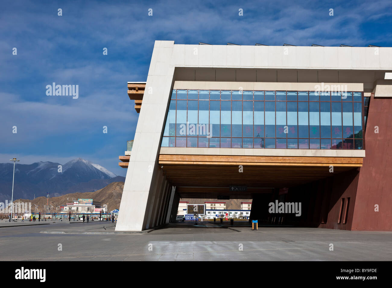 Lhasa train station tibet -Fotos und -Bildmaterial in hoher Auflösung ...