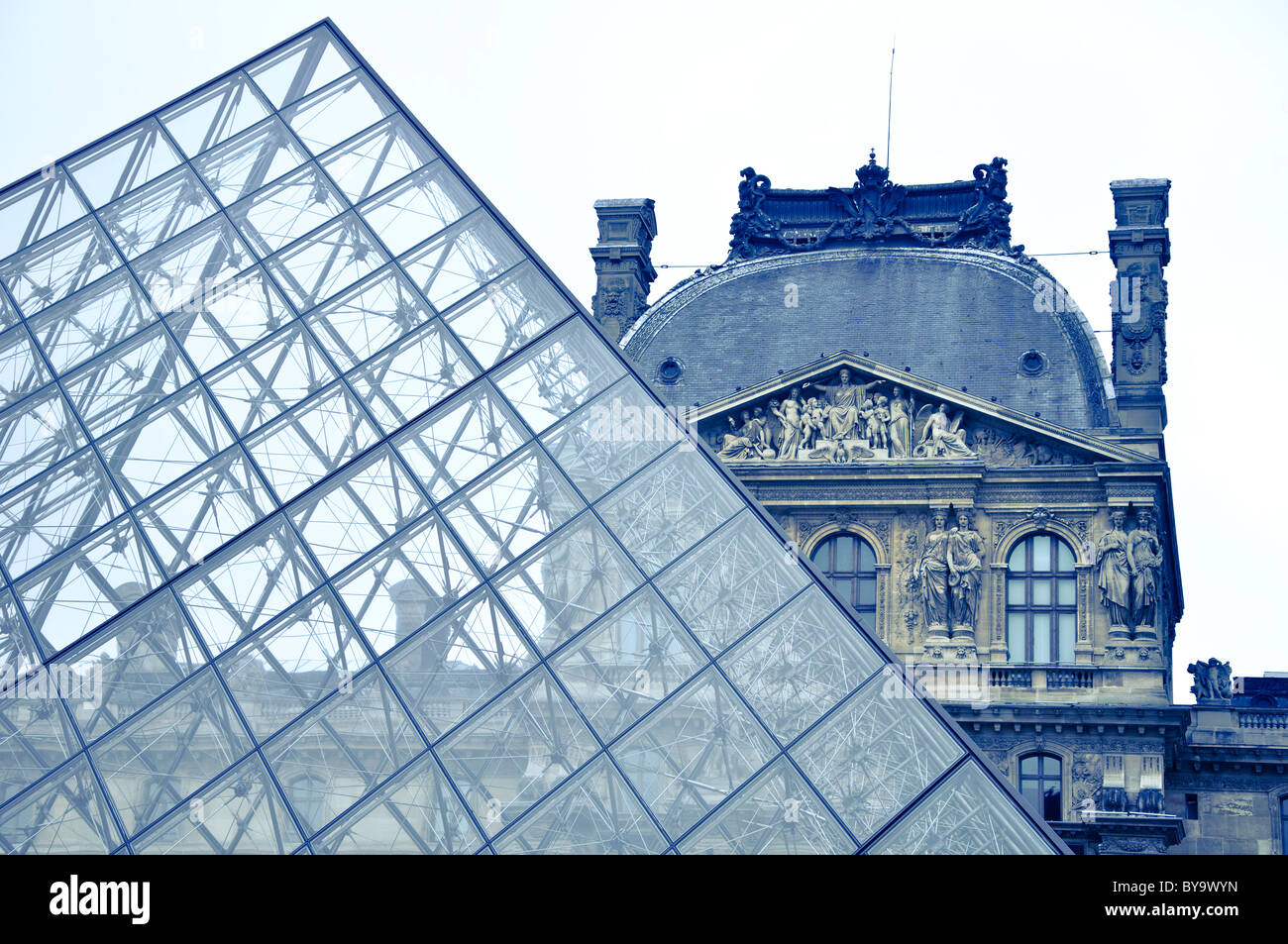 Pyramide paris -Fotos und -Bildmaterial in hoher Auflösung – Alamy