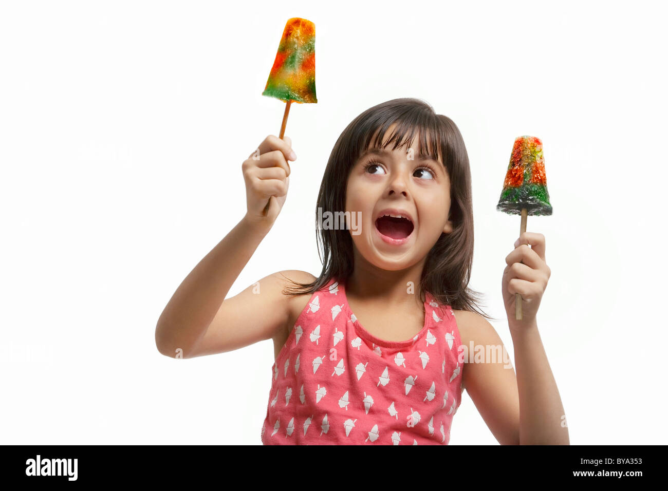 Kleines Mädchen hält zwei Eis am Stiehl Stockfotografie - Alamy