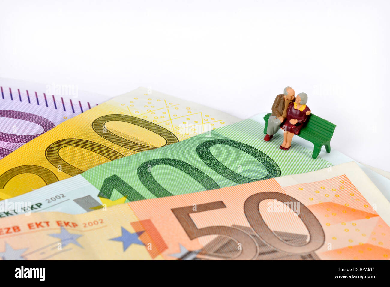 Figuren, Rentner sitzen auf einer Bank auf Euro-Banknoten, symbolisches ...