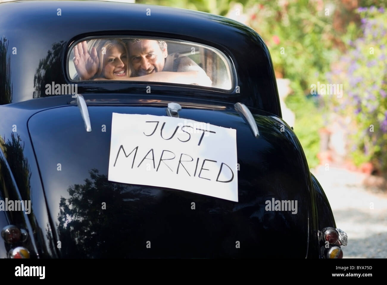 Just married and car -Fotos und -Bildmaterial in hoher Auflösung – Alamy
