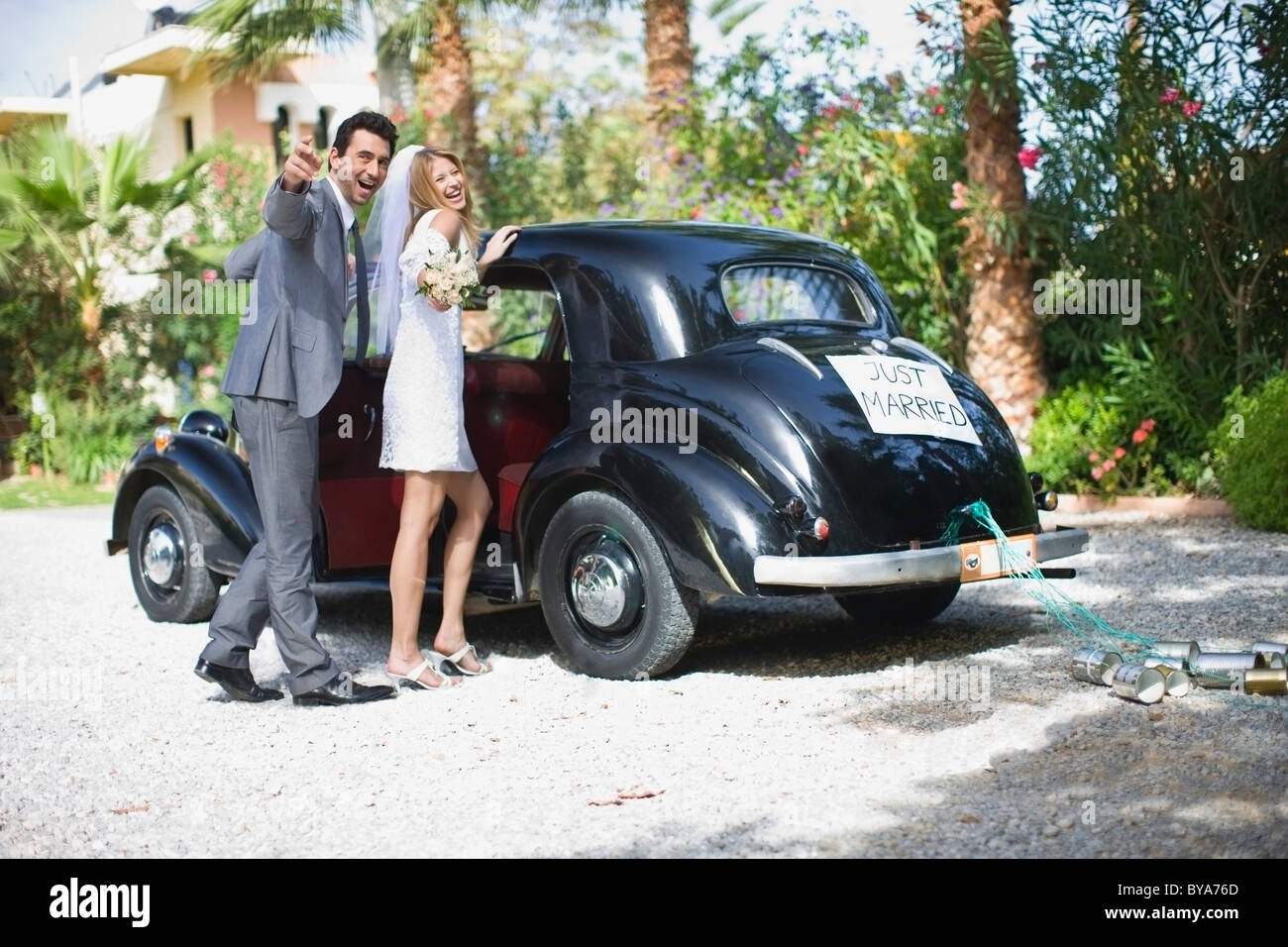 Brautpaar vor Auto Stockfotografie - Alamy