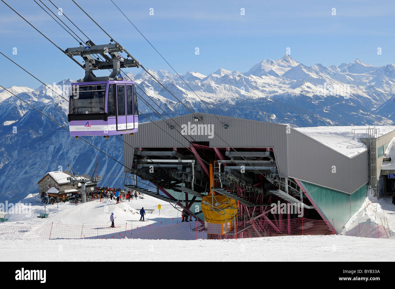Talstation und Gondel der Seilbahn auf den Plaine-Morte-Gletscher ski ...