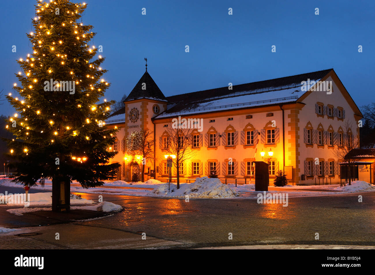 Rathaus mit Weihnachtsbaum in der Abenddämmerung, Geretsried ...