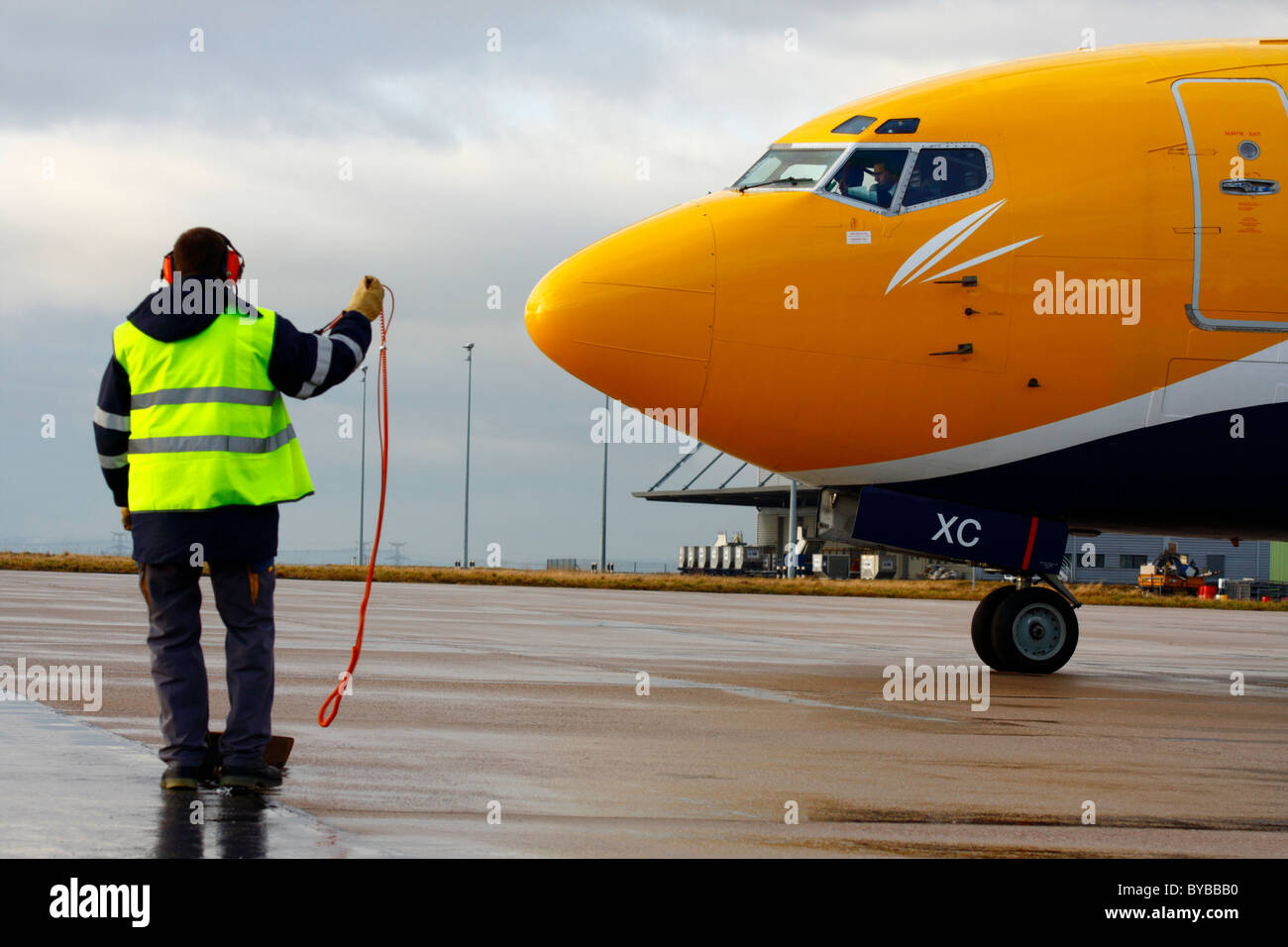 Boeing 737 Air Post Ramp agent Stockfotografie - Alamy
