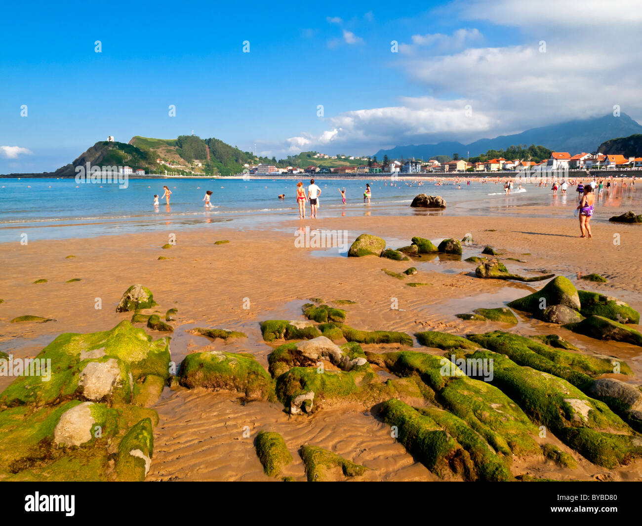 Strand und Meer in Ribadesella in Asturien Nordspanien mit der Picos de ...