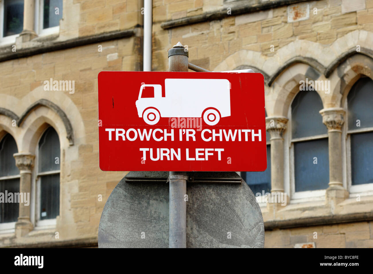 Bilingual traffic sign -Fotos und -Bildmaterial in hoher Auflösung – Alamy