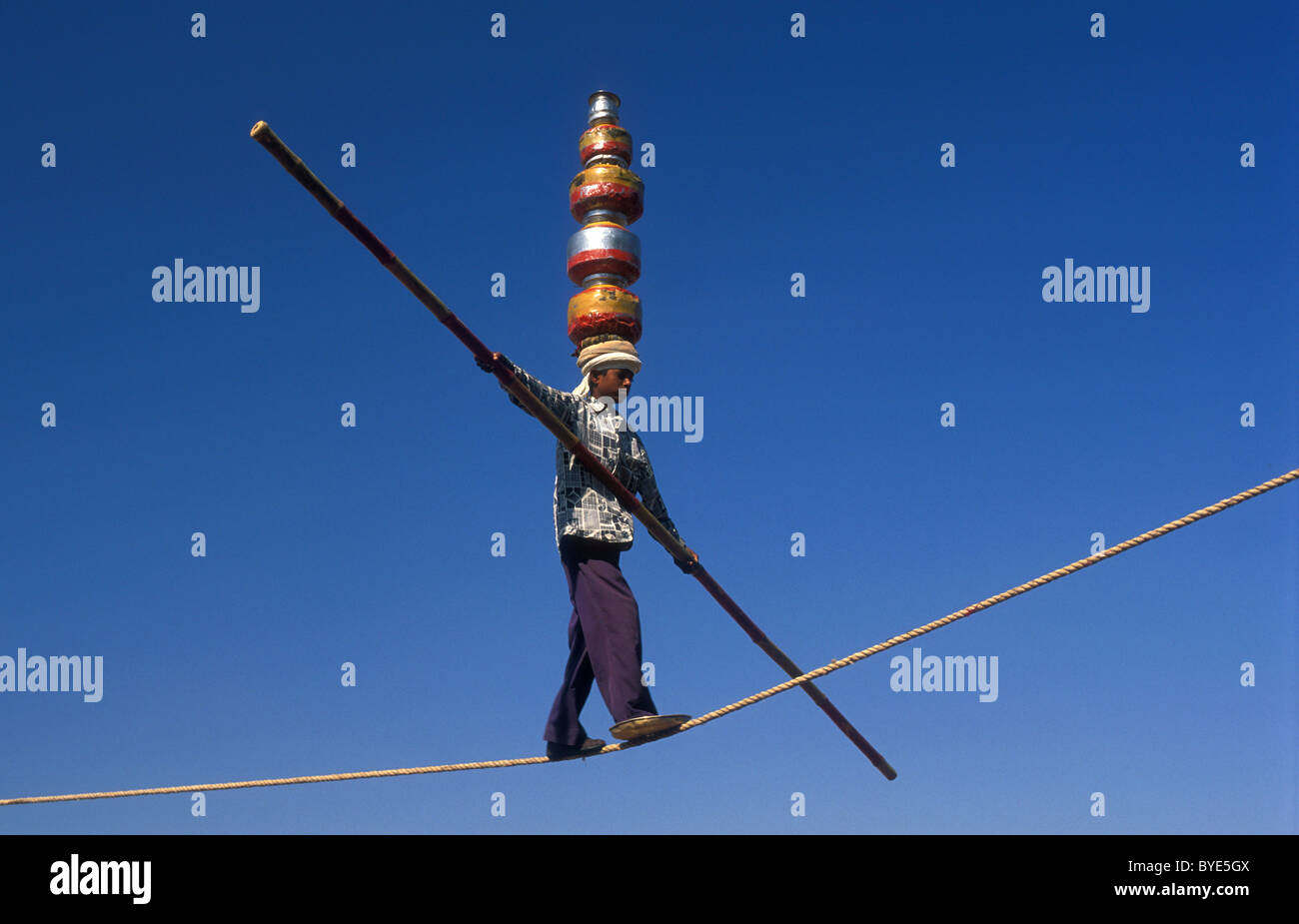 Tightrope walker -Fotos und -Bildmaterial in hoher Auflösung – Alamy