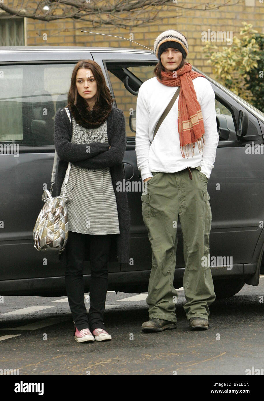 Keira Knightley und Freund Rupert Friend aufhören um zu posieren für ... Keira Knightley und Freund Rupert Friend aufhören um zu posieren für ...
