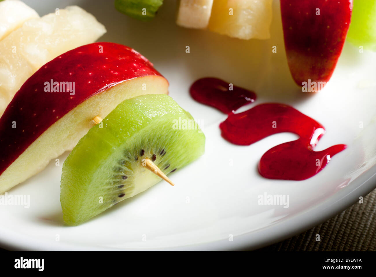 Fruit skewer -Fotos und -Bildmaterial in hoher Auflösung – Alamy