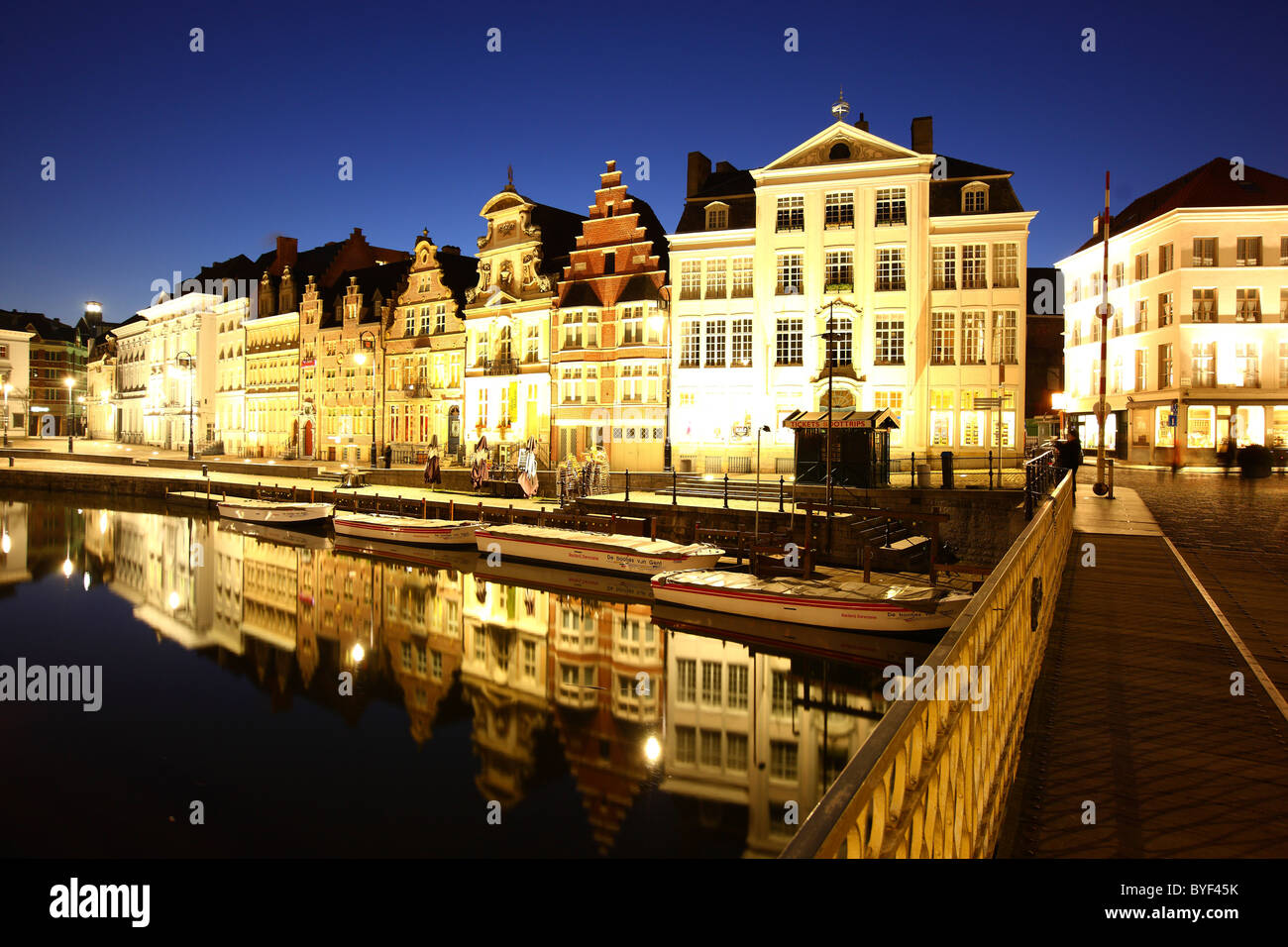 Altstadt mit ihren historischen Häusern in der Altstadt, Fluss Leie ...