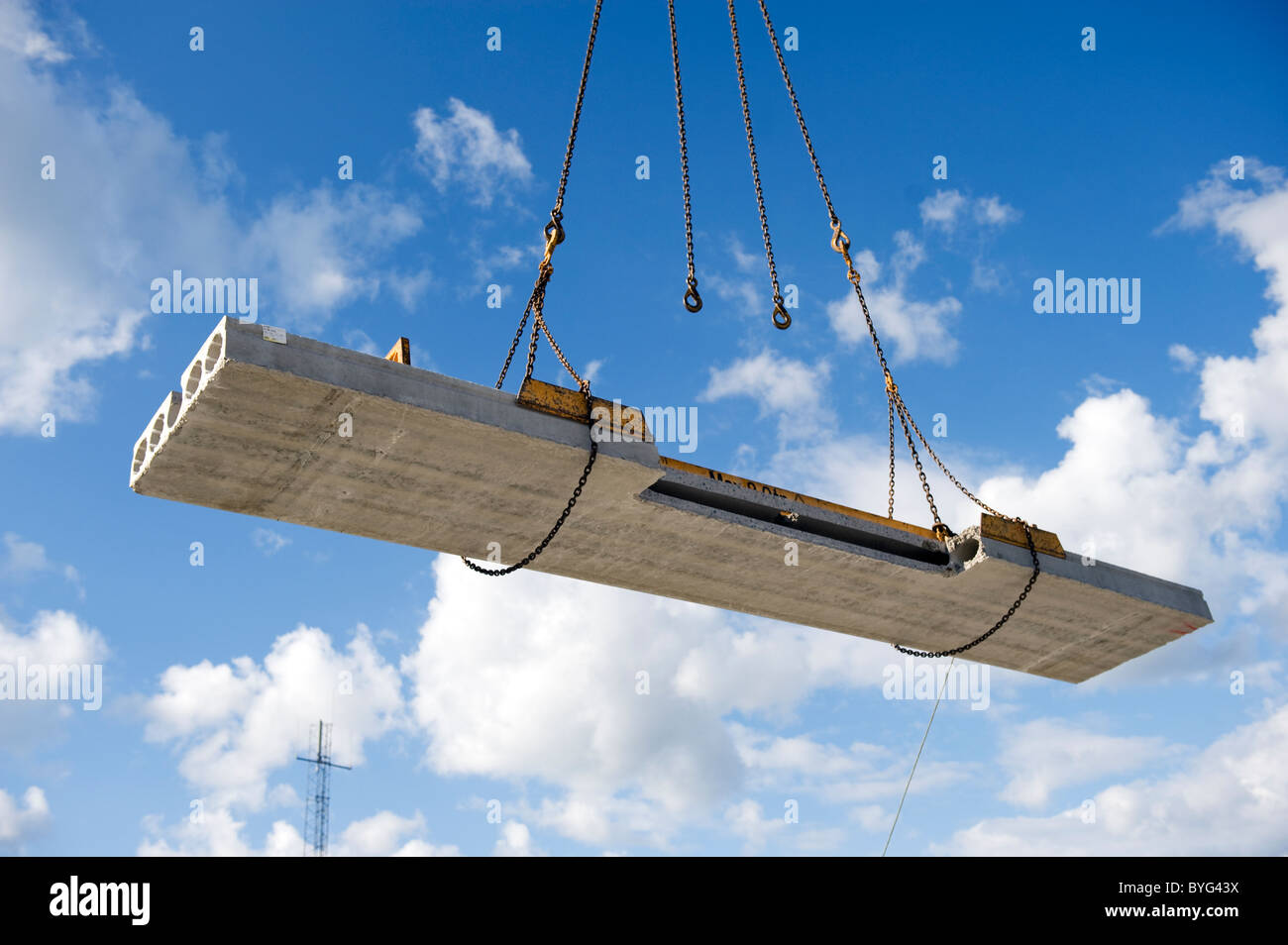 Betonplatte mit einem Kran angehoben wird Stockfotografie - Alamy