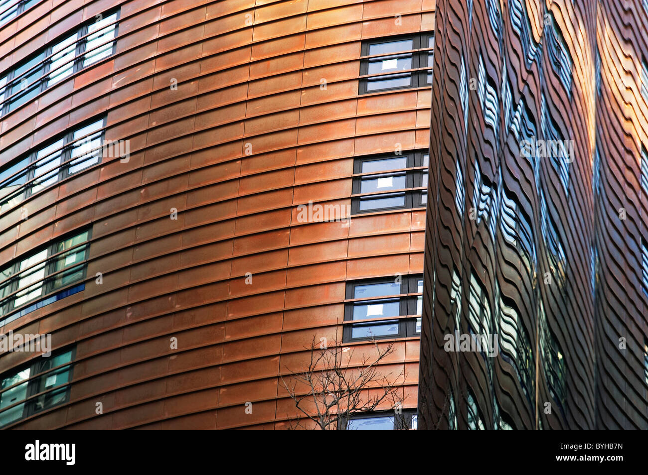 Architektonisches Detail der Fassade des Gebäudes mit Kupfer verkleidet ...